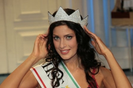 wholesale bags: Miss Italy 2011 parade girls with 44 and 46